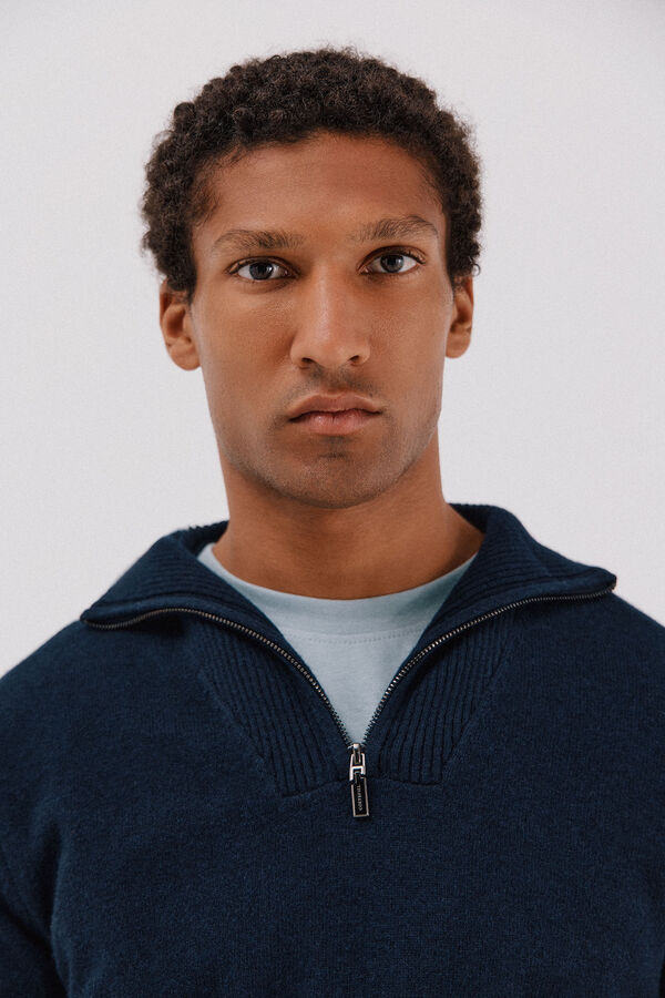 Lambswool wool with open neck